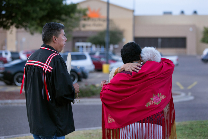 Native Americans pray at child detention center