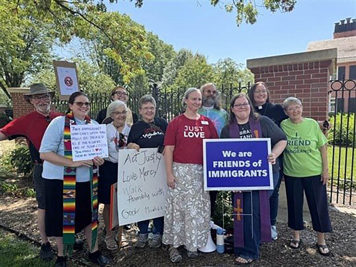 Clérigos/as de La IMU se unen manifestantes contra ICE en Nebraska ...